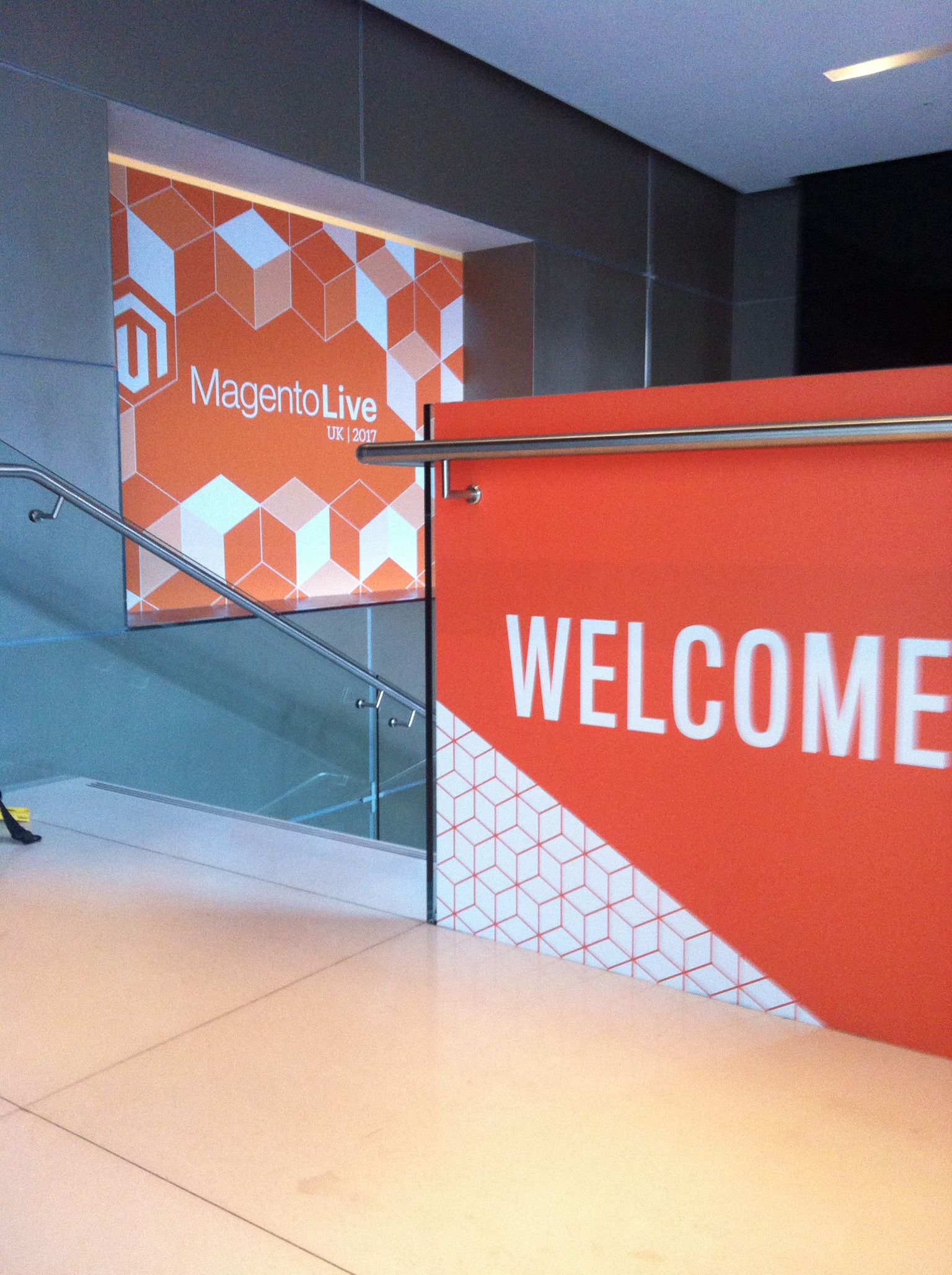 IGI Fitting Crew Sign Fitters & Graphic Installers Herts Essex Global