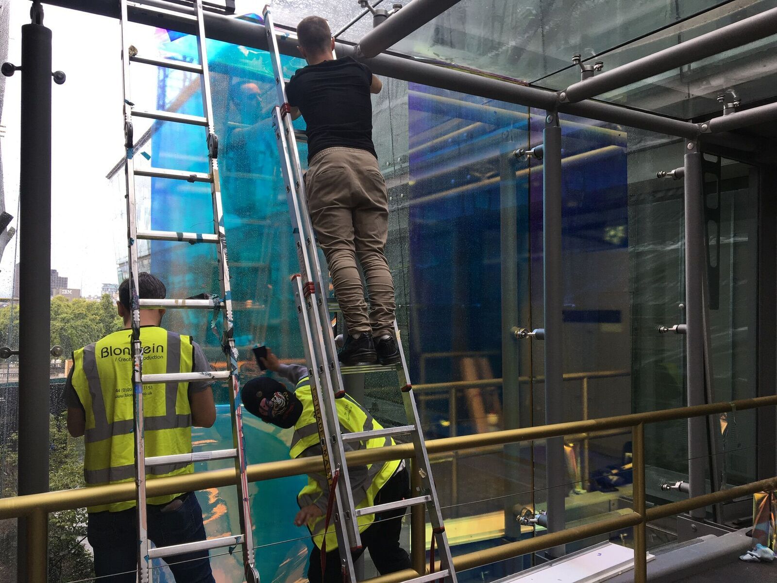 IGI Fitting Crew Sign Fitters & Graphic Installers Herts Essex Global