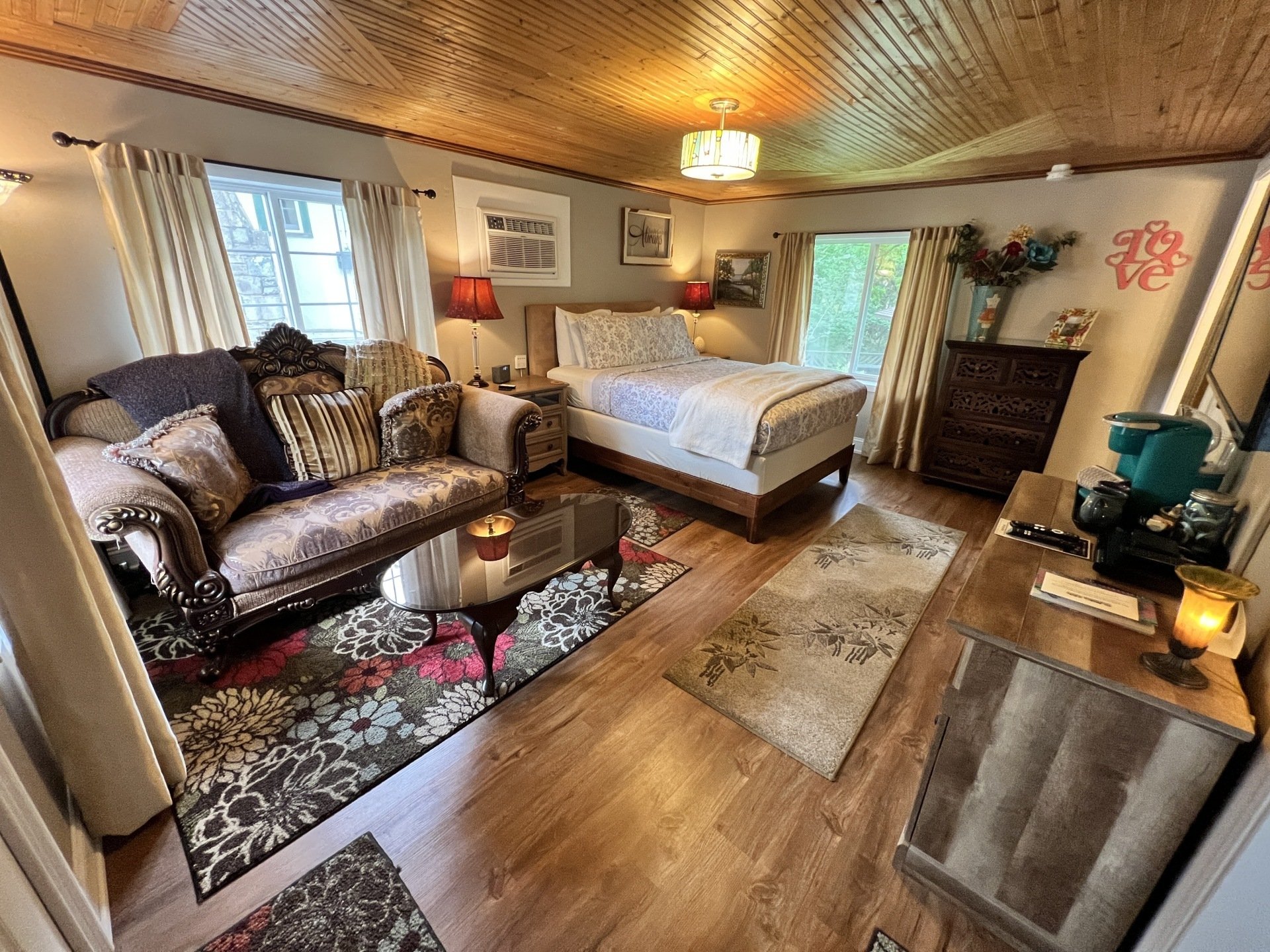 Sherwood Court Cottages & Guest Rooms