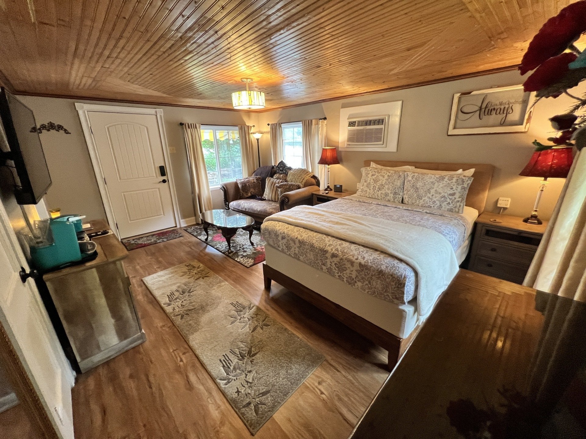 Sherwood Court Cottages & Guest Rooms