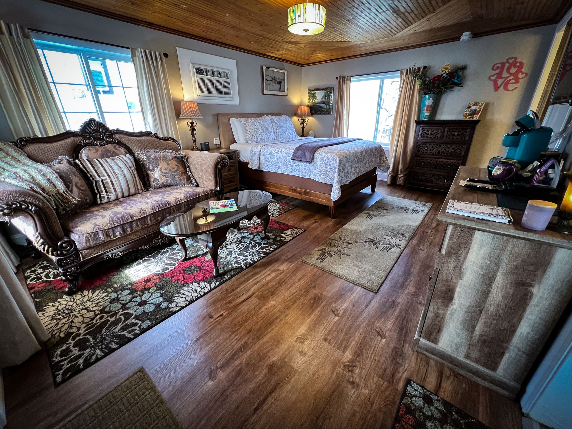 Sherwood Court Cottages & Guest Rooms