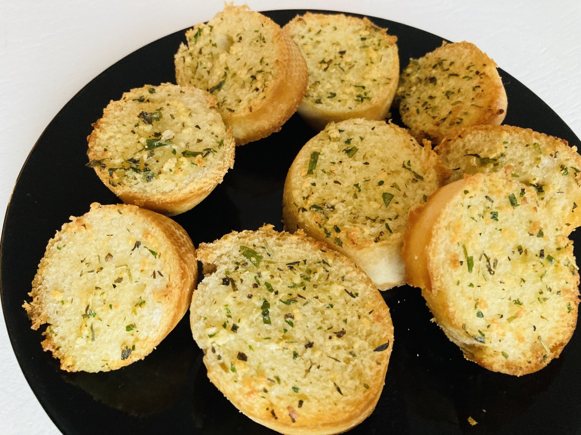 Recept; makkelijke knoflookboter met kruiden