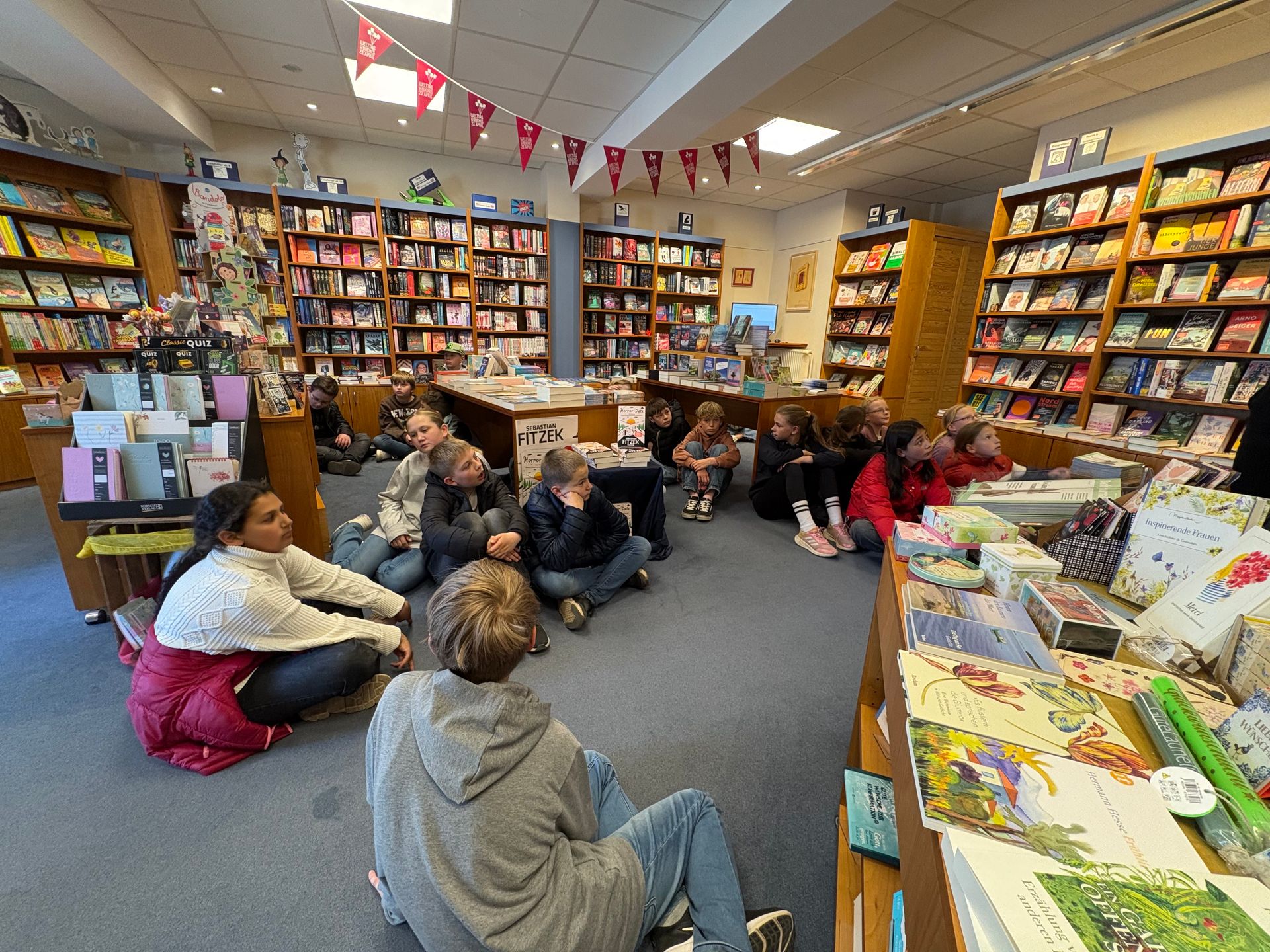 Spannender Besuch der Klasse 5b im Buchladen Trittau