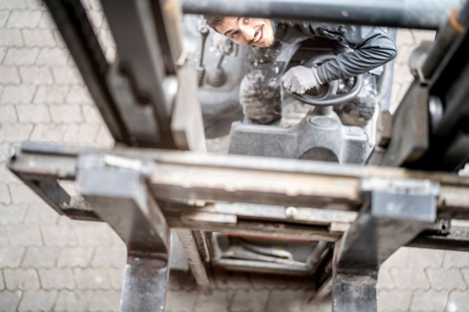 Forklift Mast: 2-Stage vs 3-Stage vs Quad Mast | Heavy Lift Forklifts