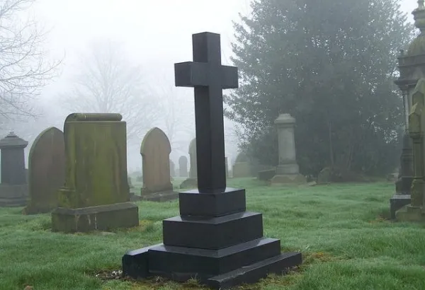 What to Leave (And Not Leave) At Your Loved One’s Gravesite