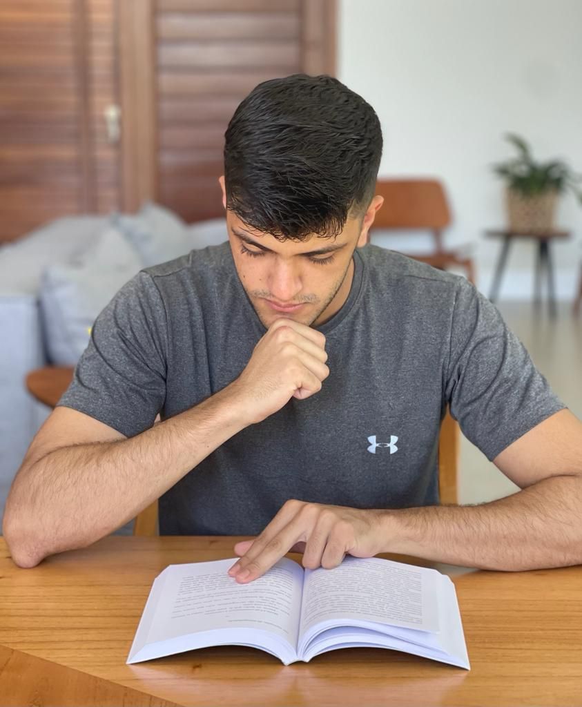 Site Oficial de Mônica Bastos - Autora de 'Antes que o Pó Volte à Terra'.