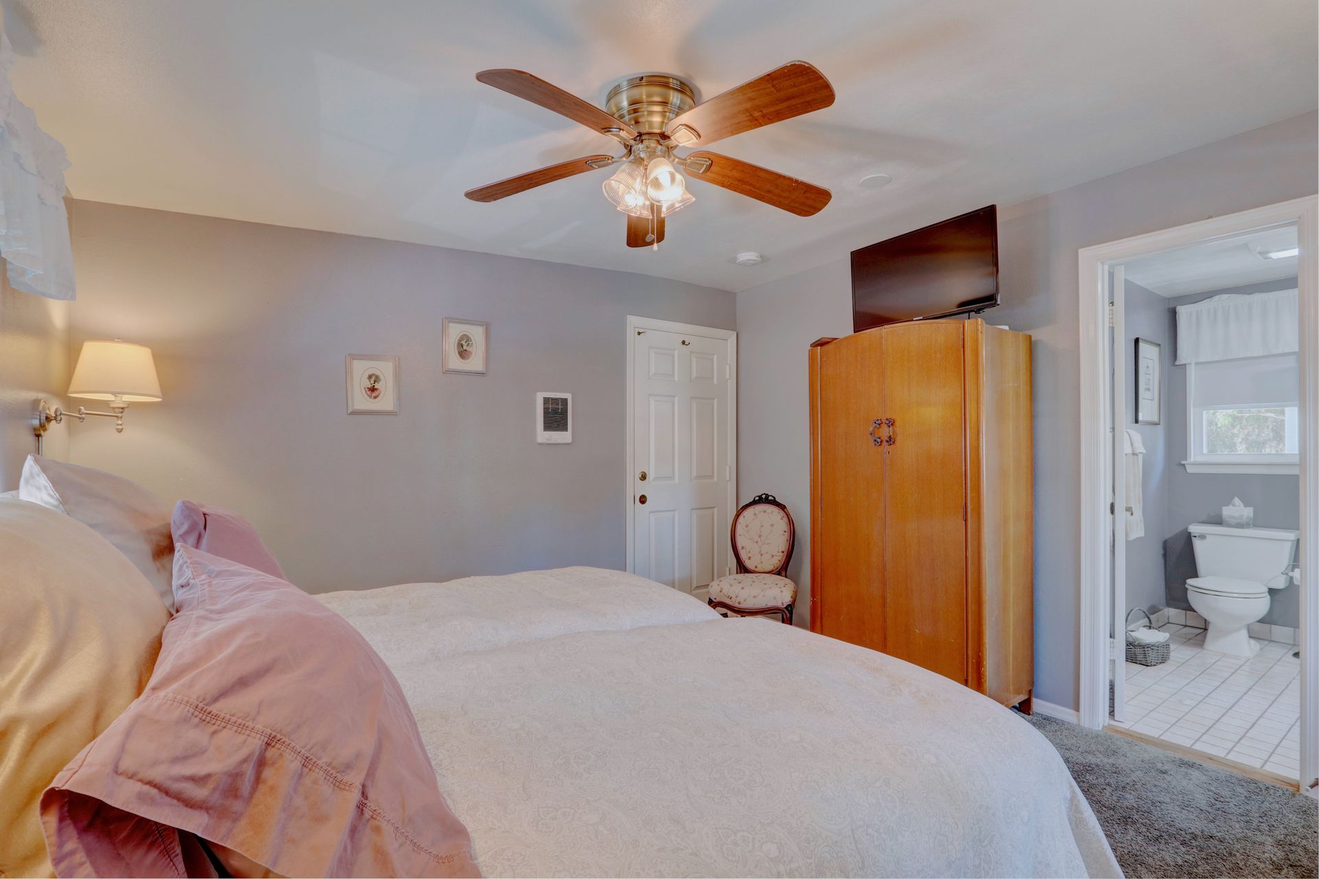 Comfortable and Cozy Rooms | Pelican Cove Inn