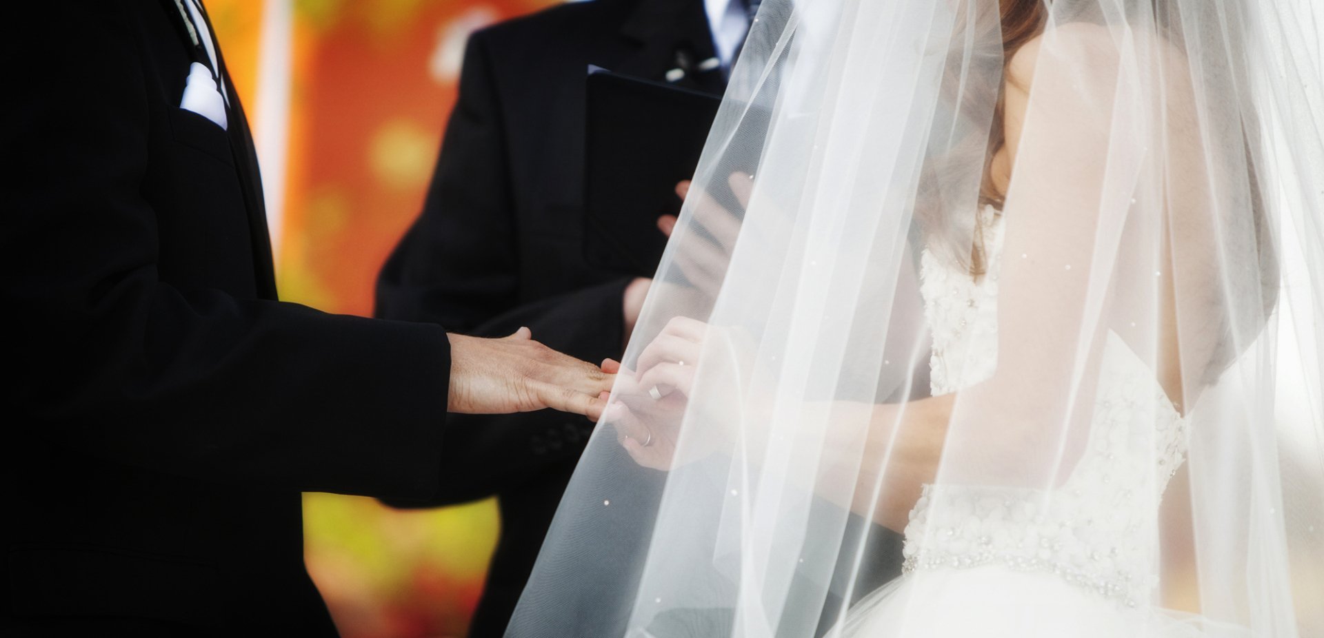 What are the responsibilities of an officiant at a wedding ...