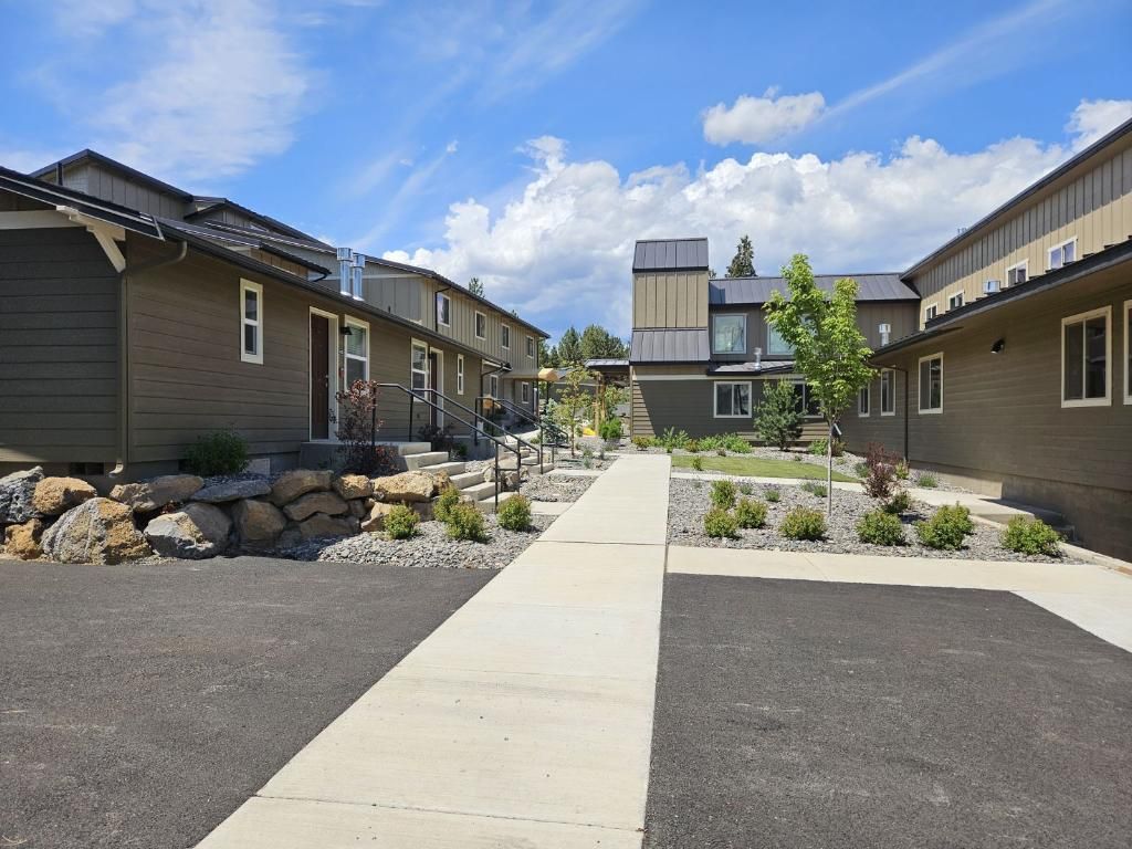 Lakeside Place | Bend, OR Studio Apartments