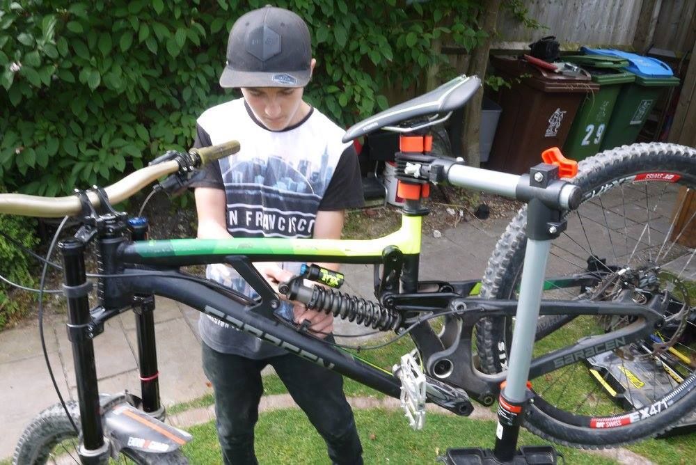 On the street Fixing your bike | Ghetto Fix