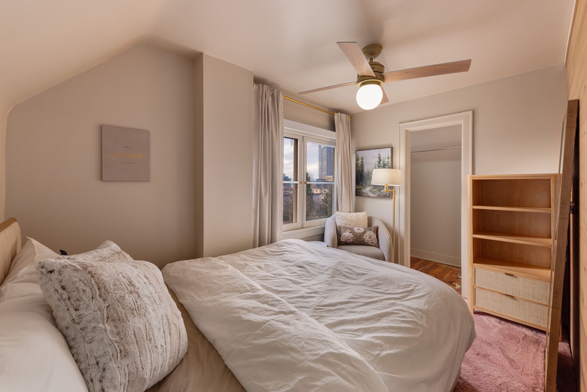 Rooms & Suites | The Hunter House Vancouver