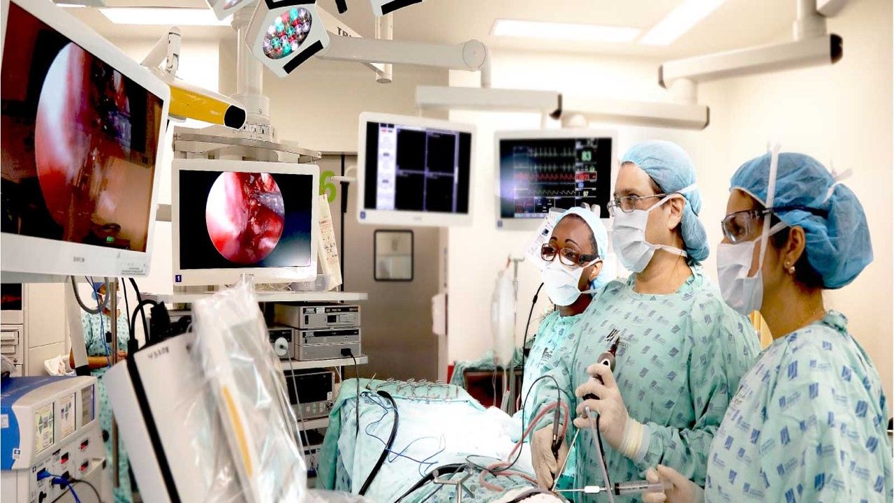 Tratamiento y cirugía de enfermedades del cráneo y cerebro