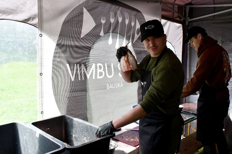 Vimbu svētkos pavāri gatavo zivis kūpināšanai