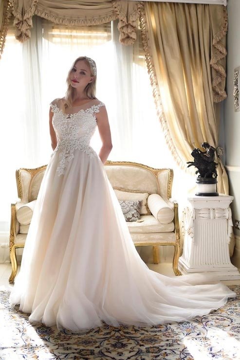 Kiss the Bride - For Stunning White Rose Wedding Gowns in Kent
