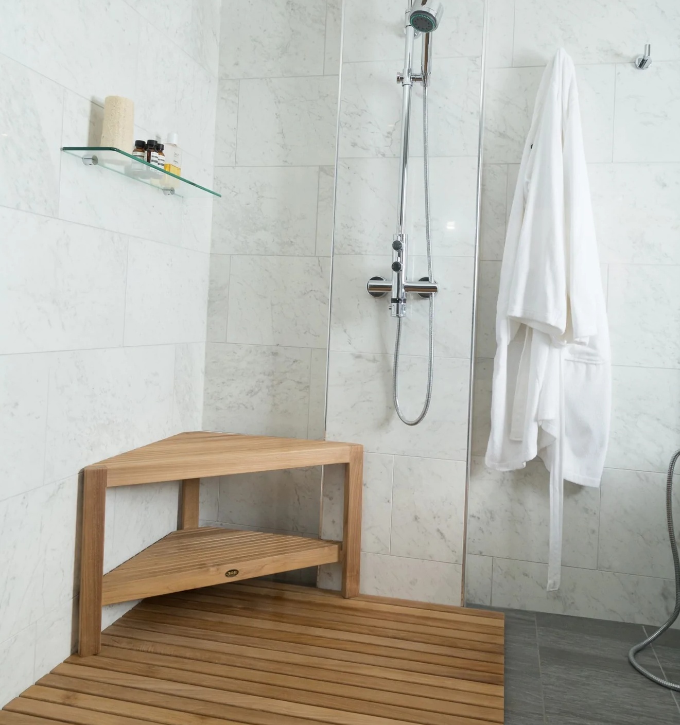 WHY YOU SHOULD USE TEAK ACCESSORIES IN YOUR BATHROOM