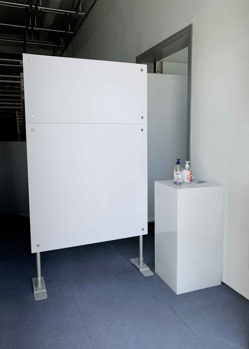 Customisable free-standing dividers