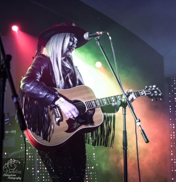 About Robyn Red | Singer Songwriter