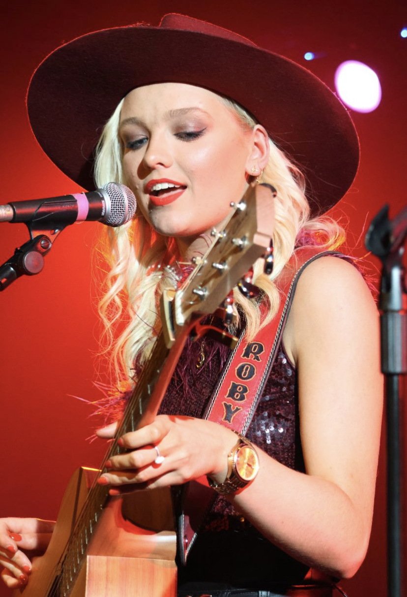 Gallery | Robyn Red | Singer Songwriter