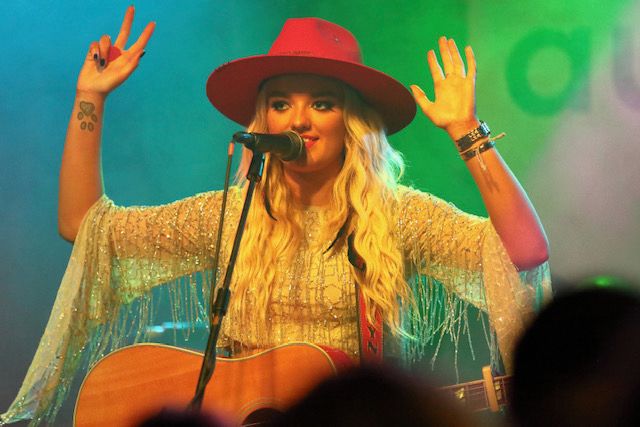 About Robyn Red | Singer Songwriter