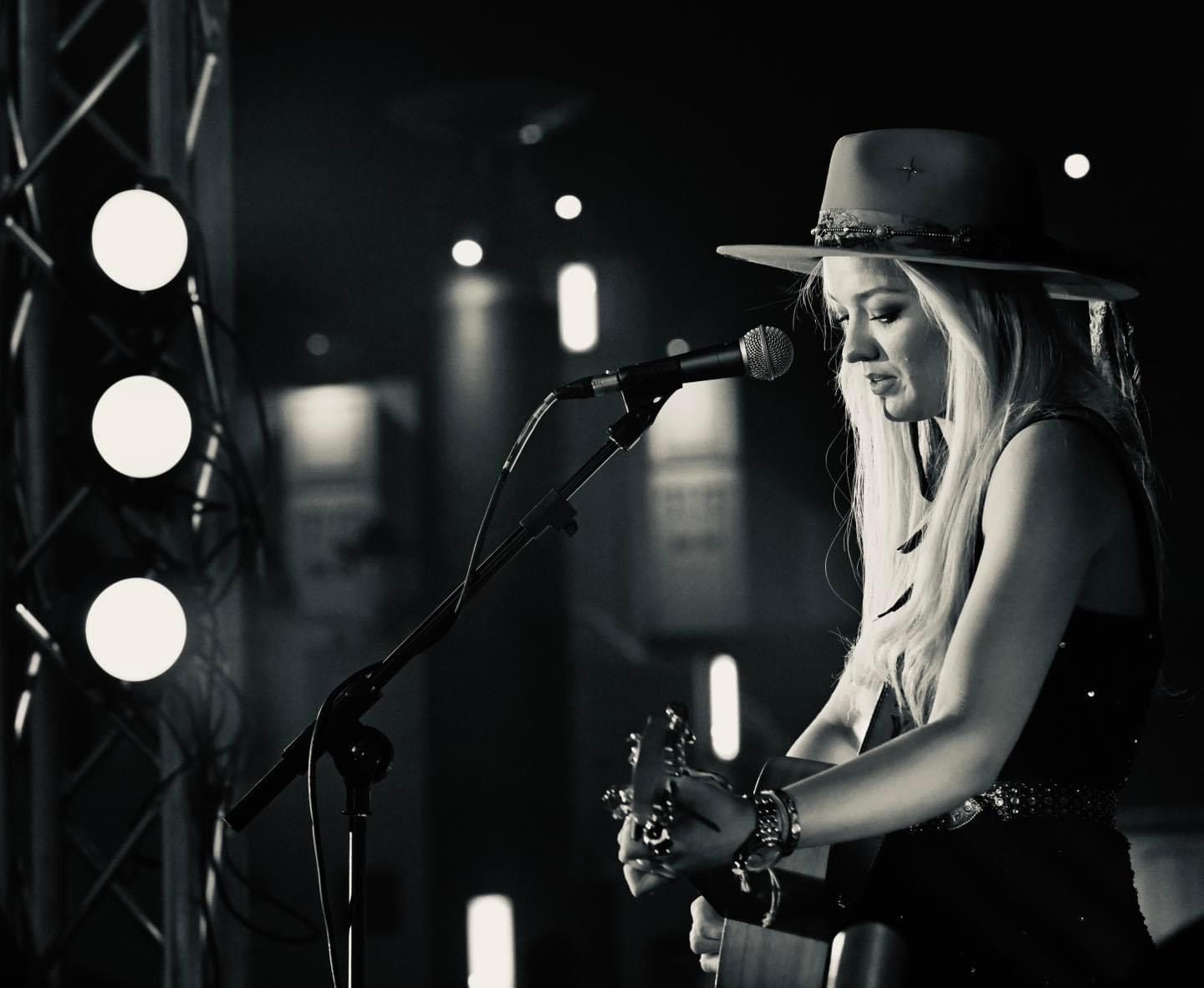 Robyn Red | Singer Songwriter | Listen now