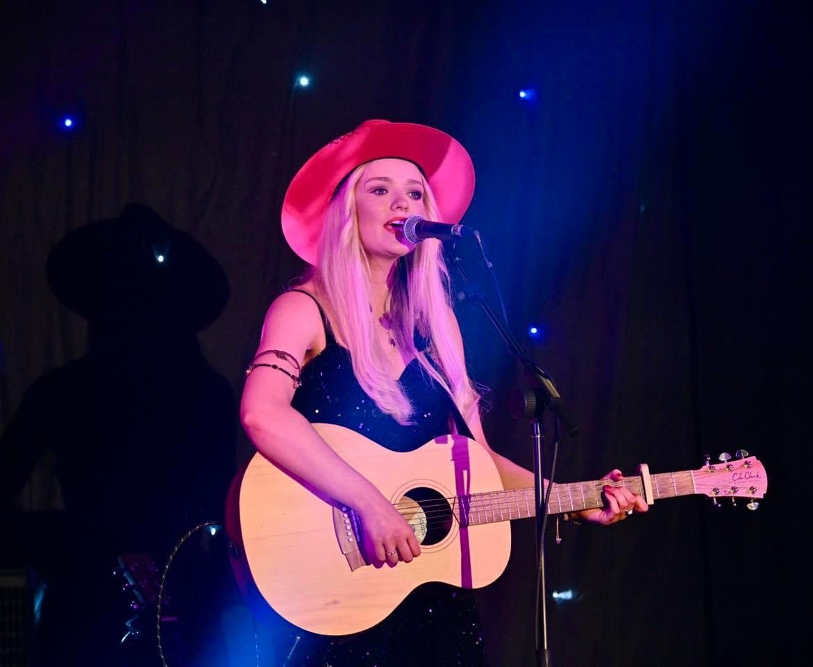 Robyn Red | Singer Songwriter | Listen now