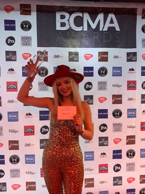 Gallery | Robyn Red | Singer Songwriter