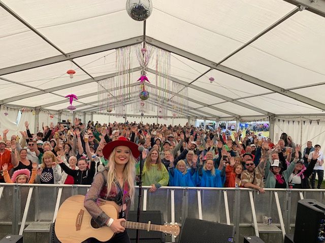 Gallery | Robyn Red | Singer Songwriter