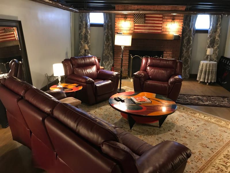 Pendleton House Whisky Room Suite · Pendleton House Historic Inn Bed ...