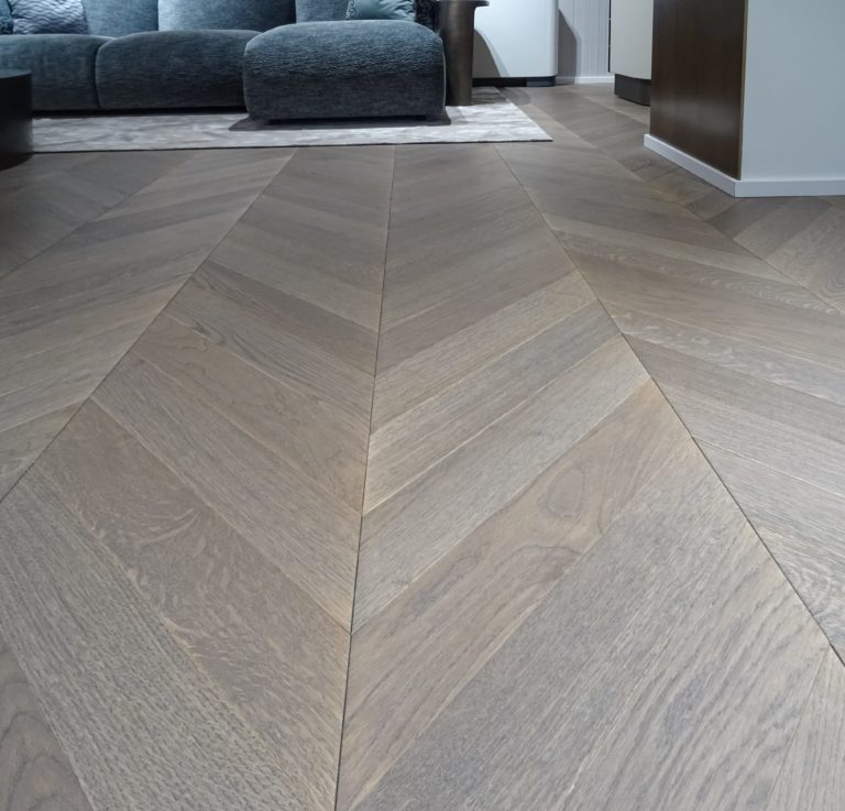 Guida alla scelta e all’arredo: il Parquet scuro. | Alma