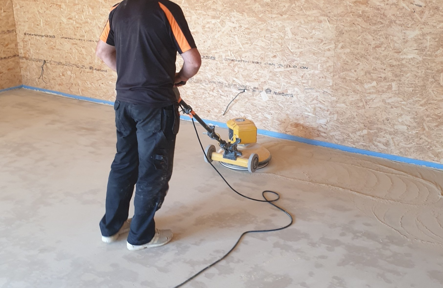 Post screed guide liquid flow screed laitance removal