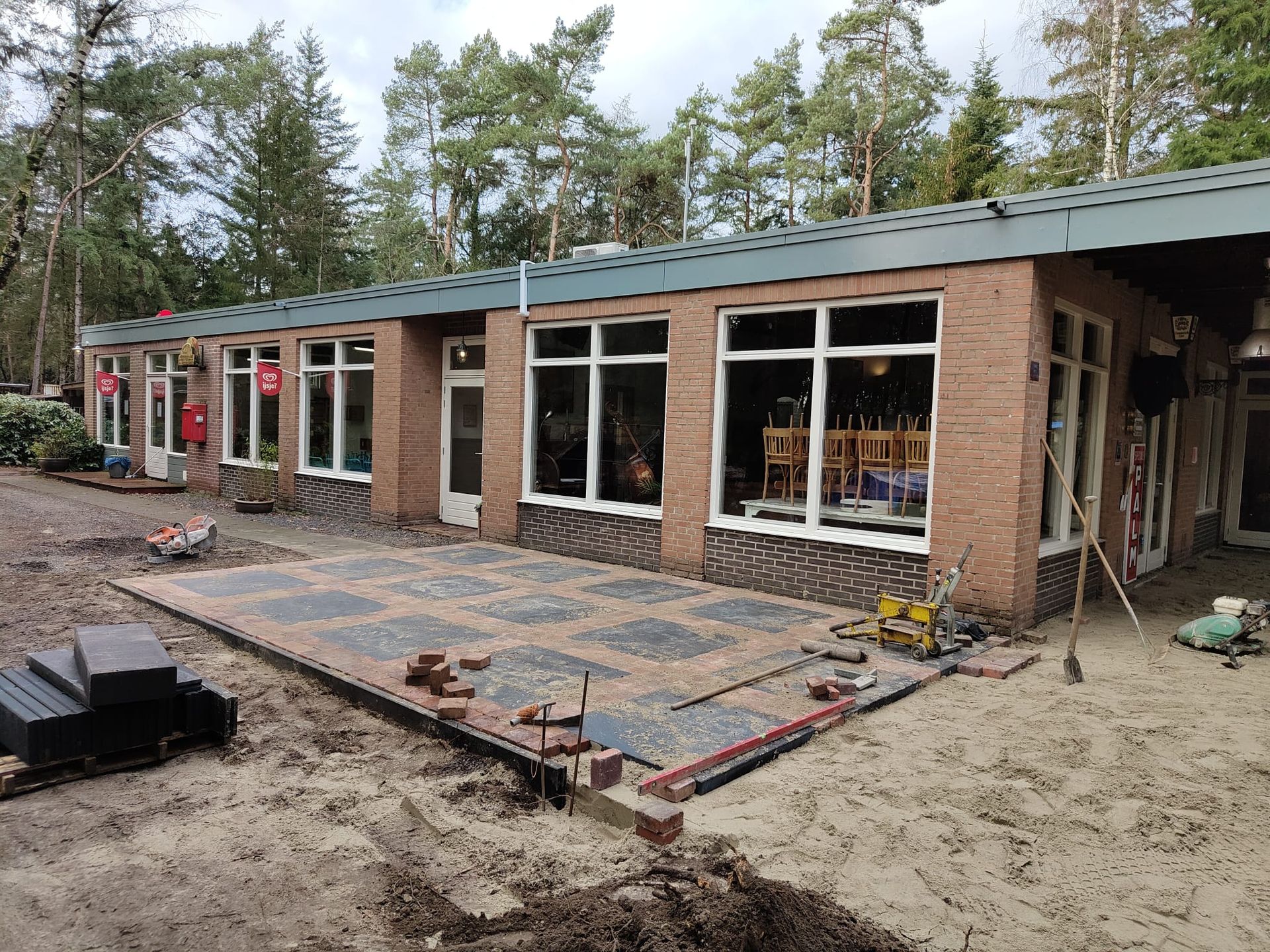 Aanleg terras Camping Distelloo Helvoirt