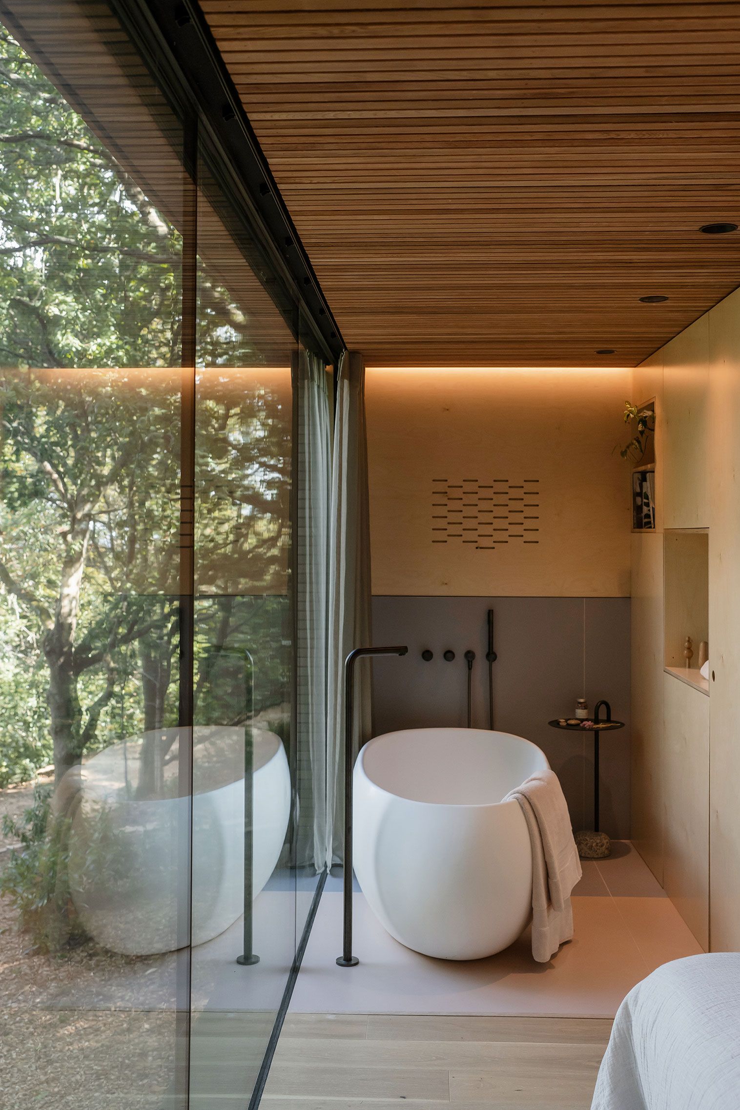 Looking Glass Lodge – Unique treehouse in East Sussex