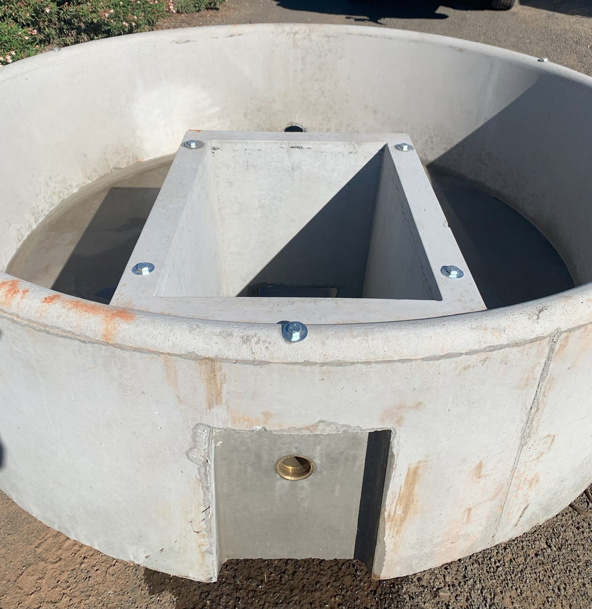 7ft round stock trough with internal float box