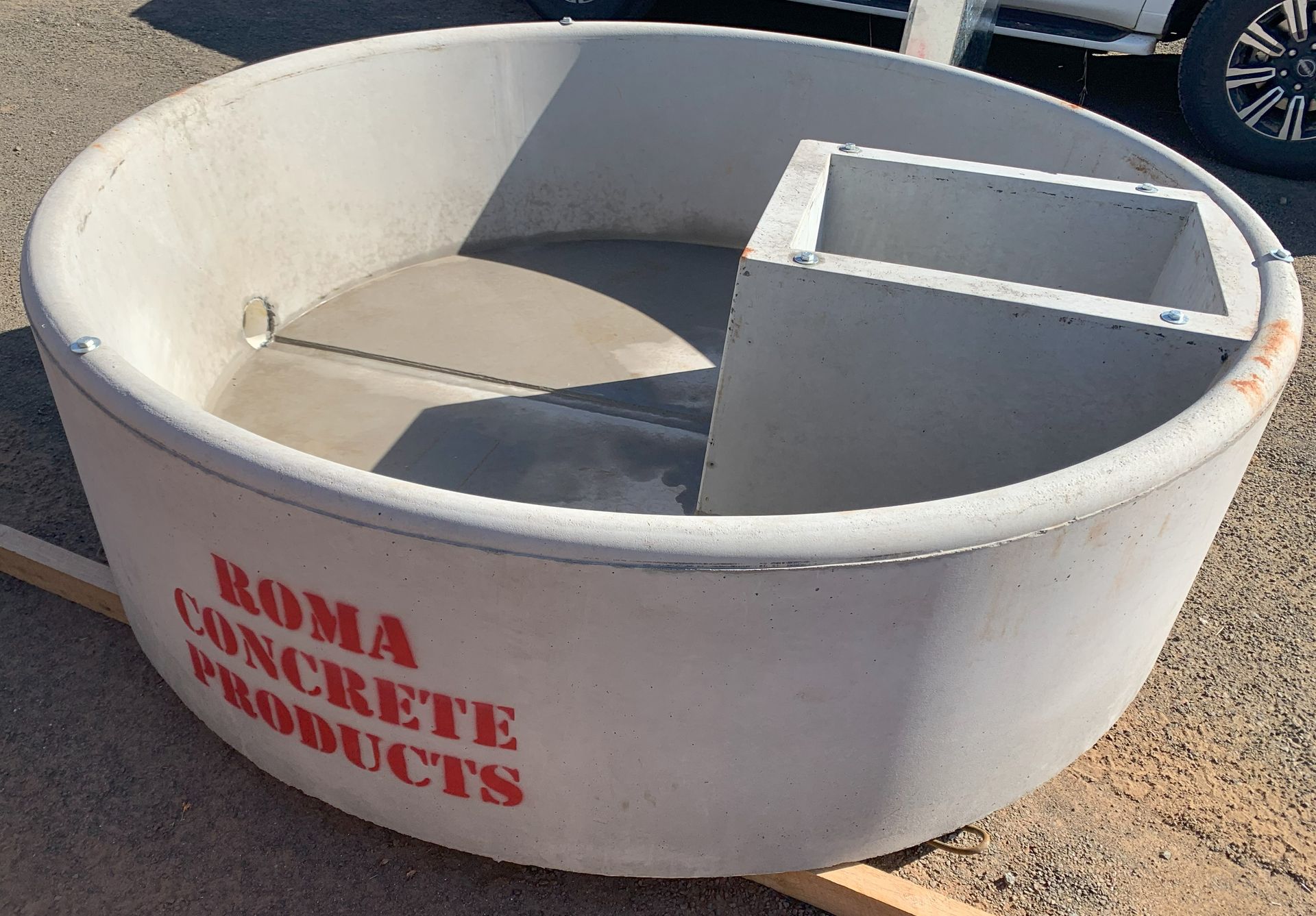 7ft round stock trough with internal float box