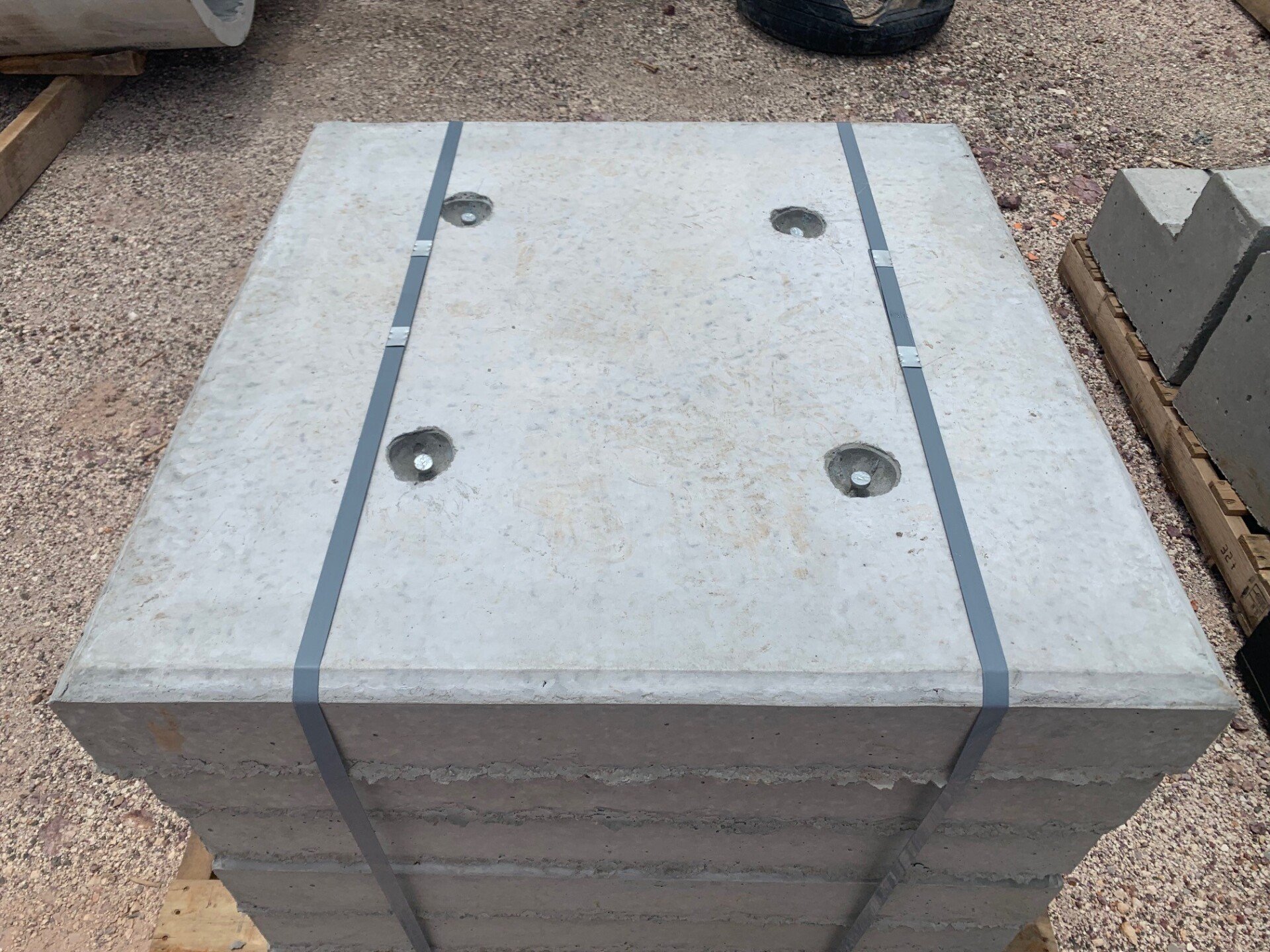 Footing with 1.3T lifting pins 900x900x125mm