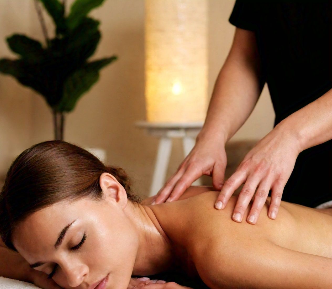 The Healing Power of Aromatherapy Massage: Benefits and Techniques