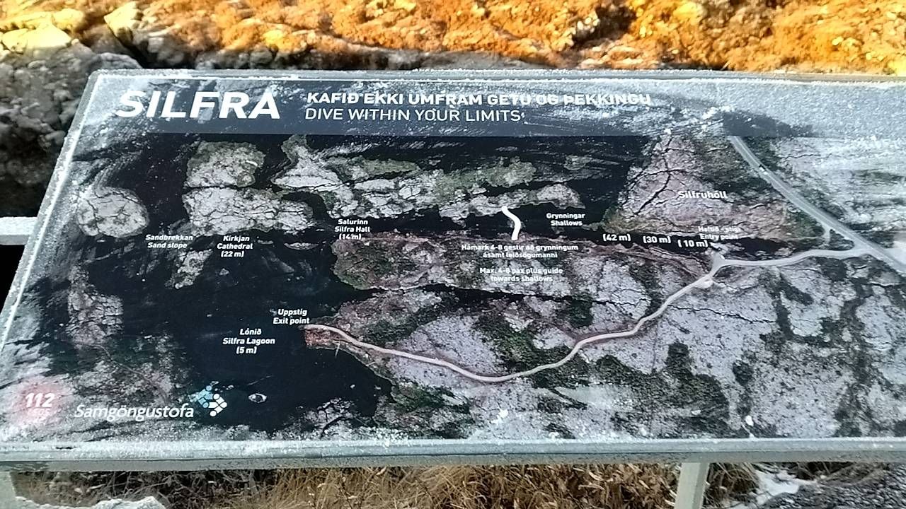 氷河の青い氷の洞窟だけではなく、地球の割れ目のSilfra(シルフラ）で青い透明な水の世界も体験してみませんか？