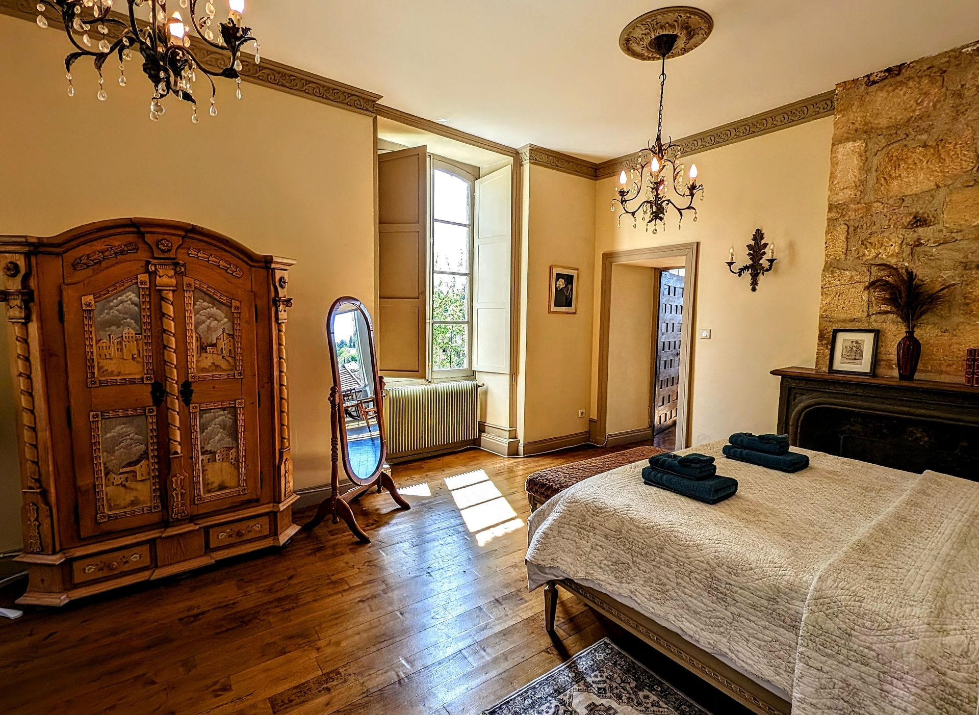 Comfortable & Quaint Rooms - La Lanterne B&B Accommodations