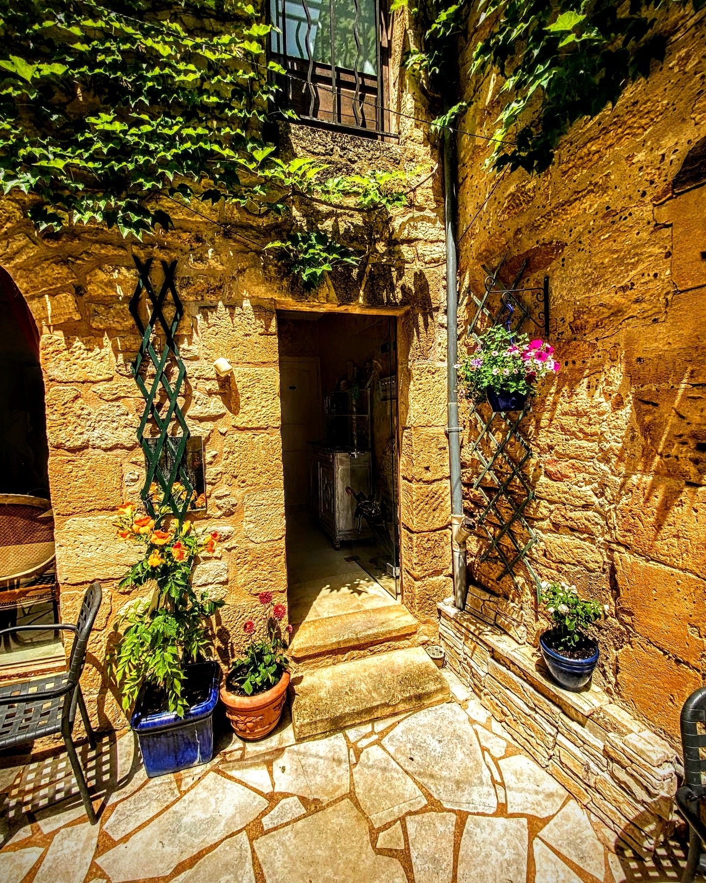 Comfortable & Quaint Rooms - La Lanterne B&B Accommodations