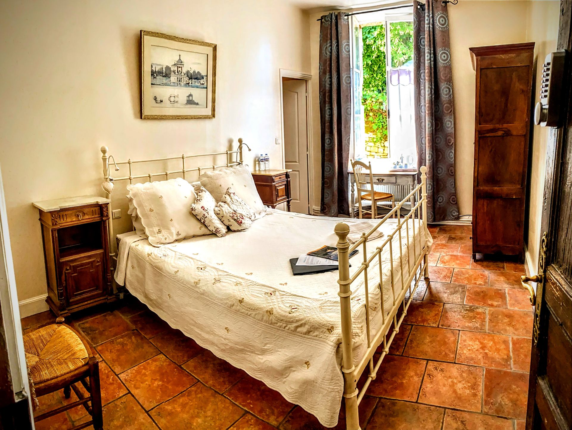 Comfortable & Quaint Rooms - La Lanterne B&B Accommodations