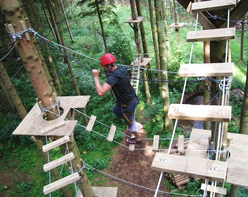 Klimmen en abseilen of avontuur in klimbos of kajakken op ourthe