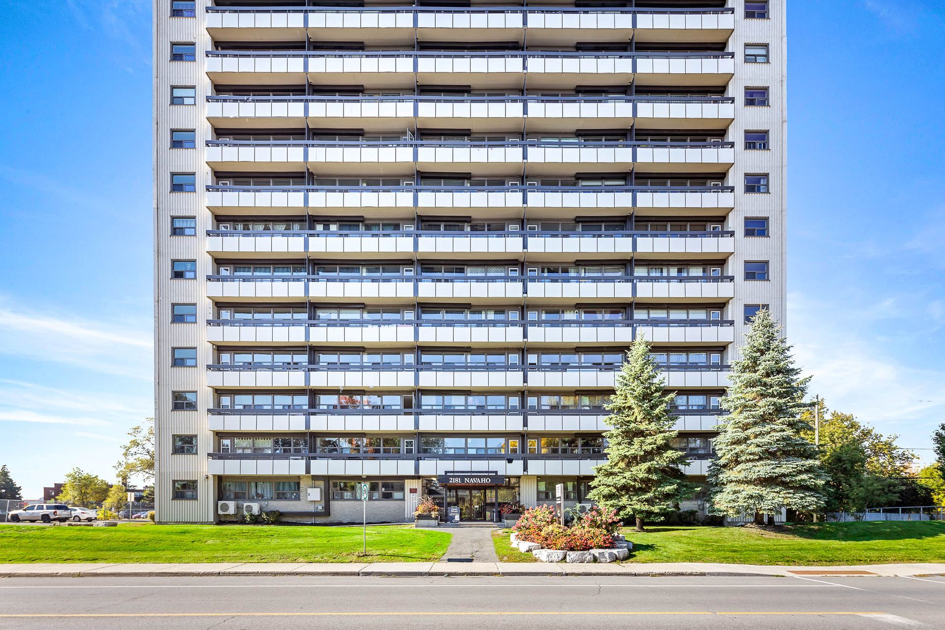Suite and Building Pictures Gallery | 2181 Navaho Drive, Ottawa
