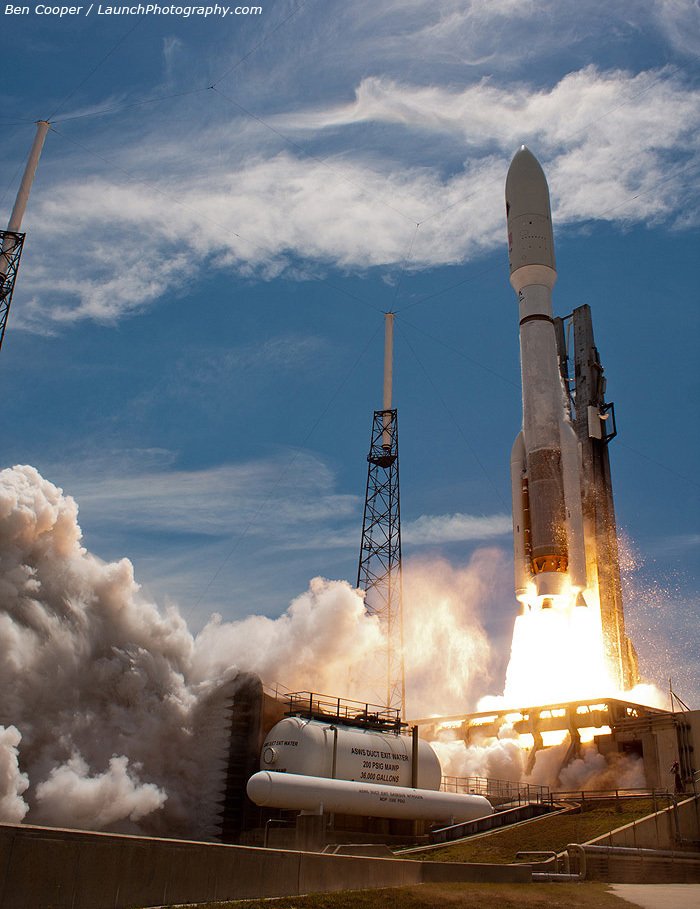 Atlas V launches AEHF-2 photos