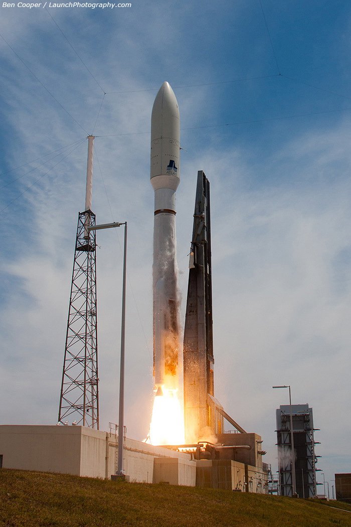 Atlas V launches AEHF-2 photos