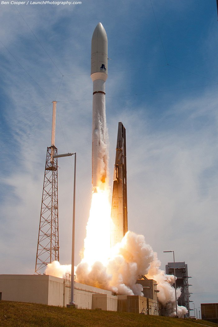 Atlas V launches AEHF-2 photos