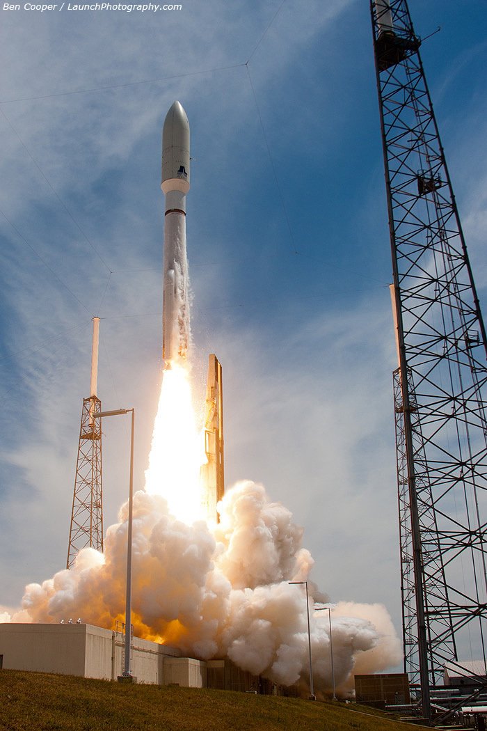 Atlas V launches AEHF-2 photos