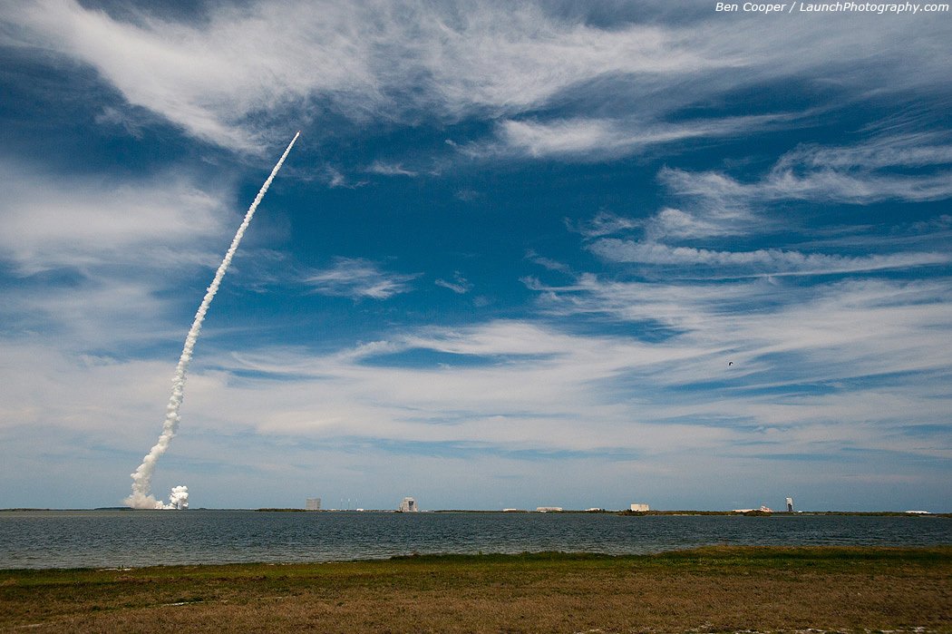 Atlas V launches AEHF-2 photos