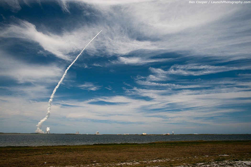 Atlas V launches AEHF-2 photos
