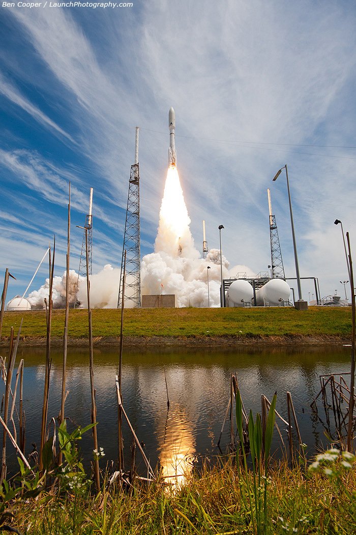 Atlas V launches AEHF-2 photos