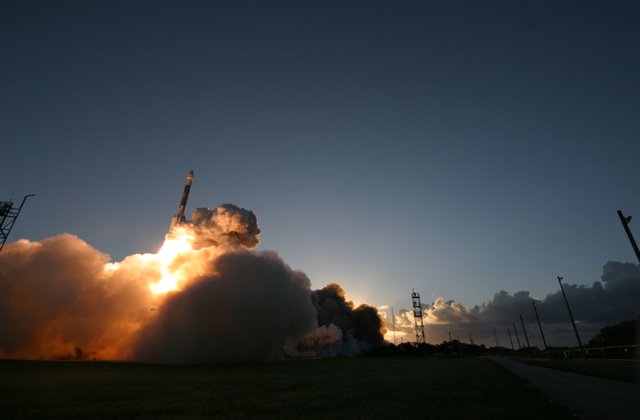 Delta II launches Dawn photos